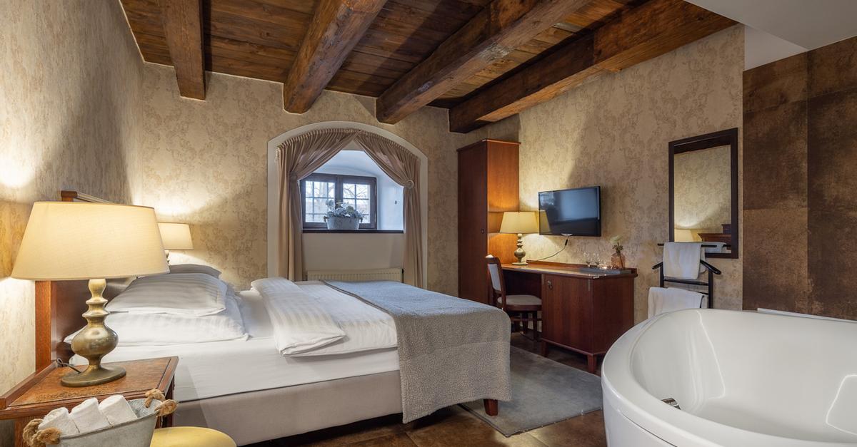 DELUXE Dvoulůžkový pokoj s rohovou vanou | Pytloun Chateau Hotel ...